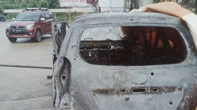 Muncul Percikan Api saat Isi BBM, Mobil Avanza Ini Terbakar di SPBU ...
