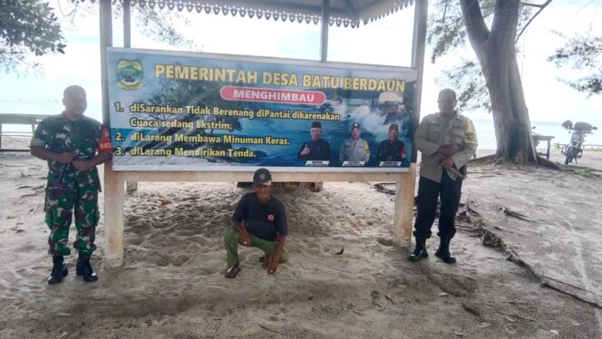 Babinsa Batu Berdaun, Koramil 04/Dabo, Kodim 0315/TPI, Pasang Spanduk ...