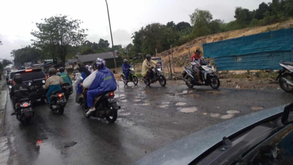 Jalan Menuju Kampung Becek Batam Rusak Tergenang Air, Banyak Pengendara ...