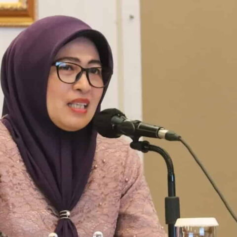 Tumpukan Kertas dan Tisu Berserakan di Pantai Pongkar, Diduga Muatan ...