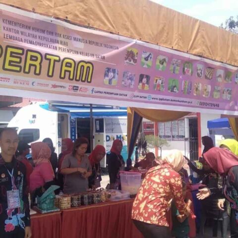 Tumpukan Kertas dan Tisu Berserakan di Pantai Pongkar, Diduga Muatan ...