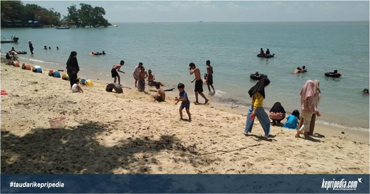 Melihat Pantai Pelawan Salah Satu Tempat Wisata yang Populer di Karimun