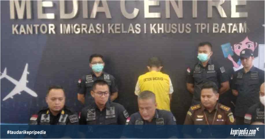 Pemalsu Stempel Dokumen Imigrasi Ditangkap di Batam