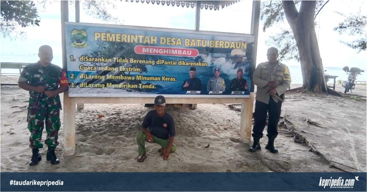 Babinsa Batu Berdaun, Koramil 04/Dabo, Kodim 0315/TPI, Pasang Spanduk ...