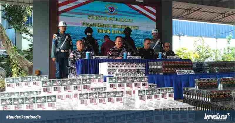 TNI AL Tangkap Speedboat Pembawa 45 Dus Rokok Ilegal di Perairan Karimun