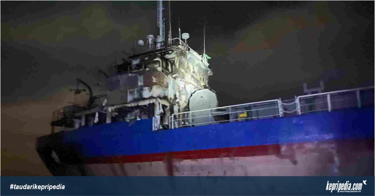 Kapal MV Layar Anggun 8 Terbakar di Perairan Berakit